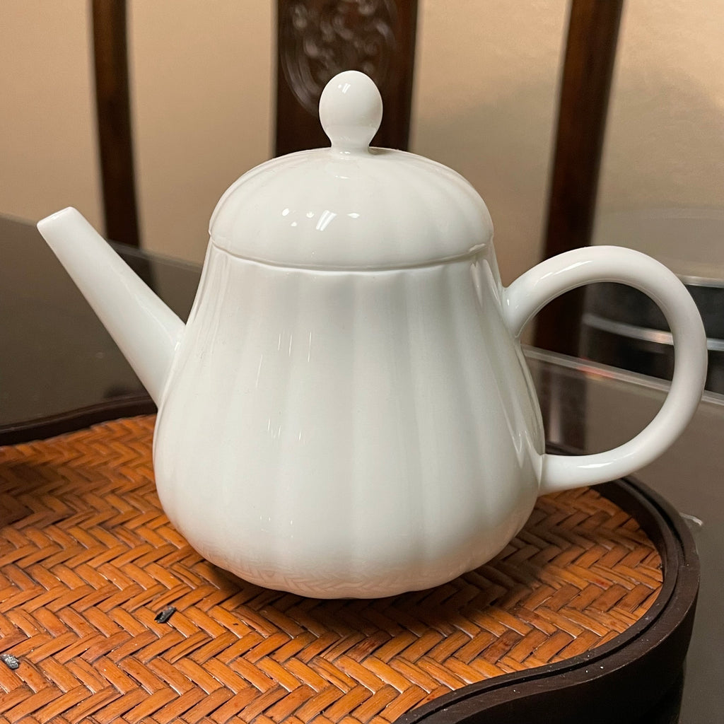 Porcelain Teapot and Cups – Purple Cloud Tea House